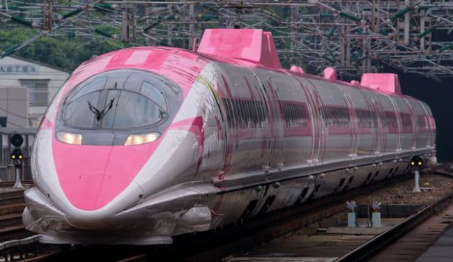 Un tren rosa y blanco – KISS FM