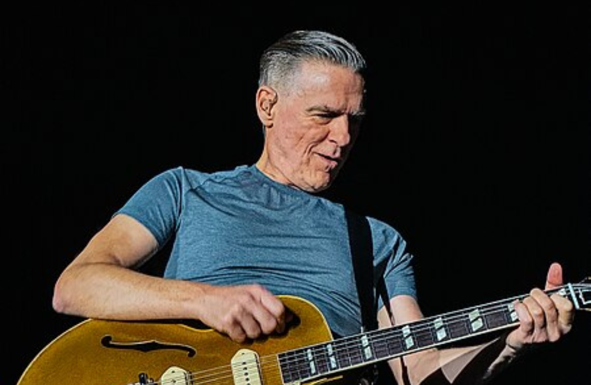 Bryan Adam interpreta una de las canciones que coescribió para Kiss ...